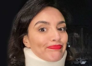 Chi è Rajae Bezzaz: età, carriera, aggressione, Striscia la Notizia ...