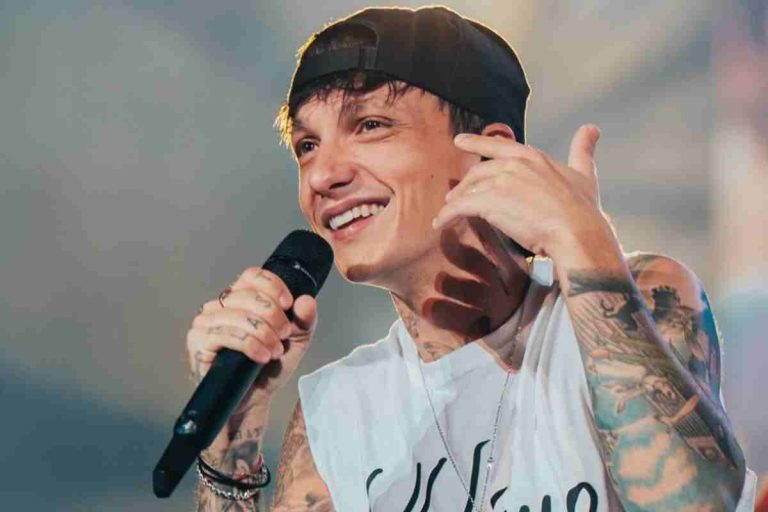 Ultimo, il video nel backstage ha ripreso tutto: lo fa prima di ogni ...