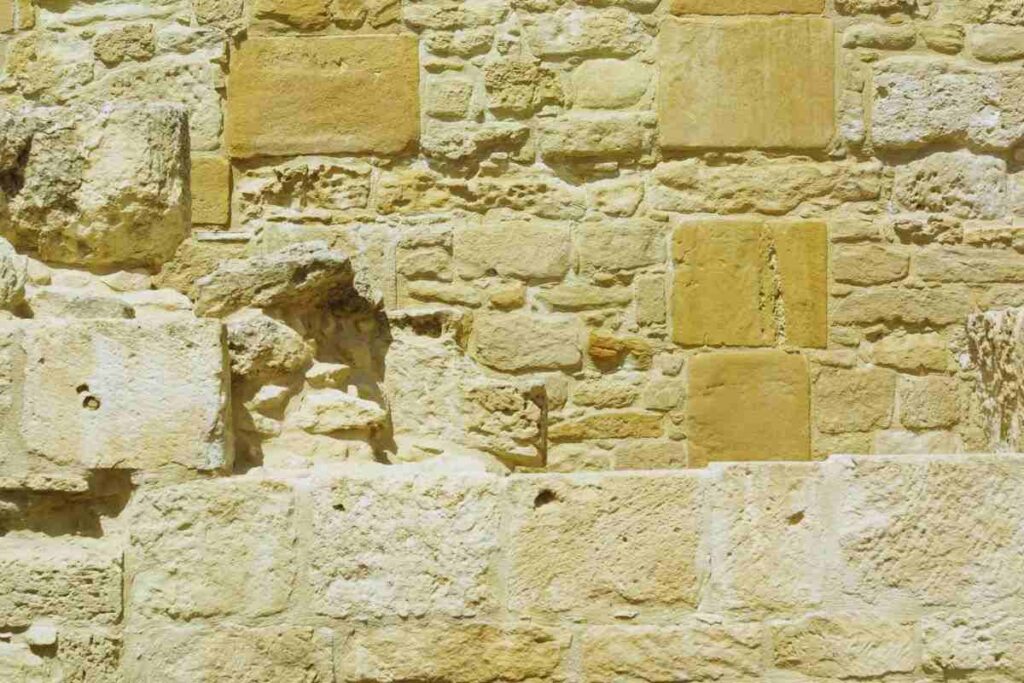 Appena 500 abitanti, tanta natura e delle mura che ci portano indietro di secoli: preparati a ...